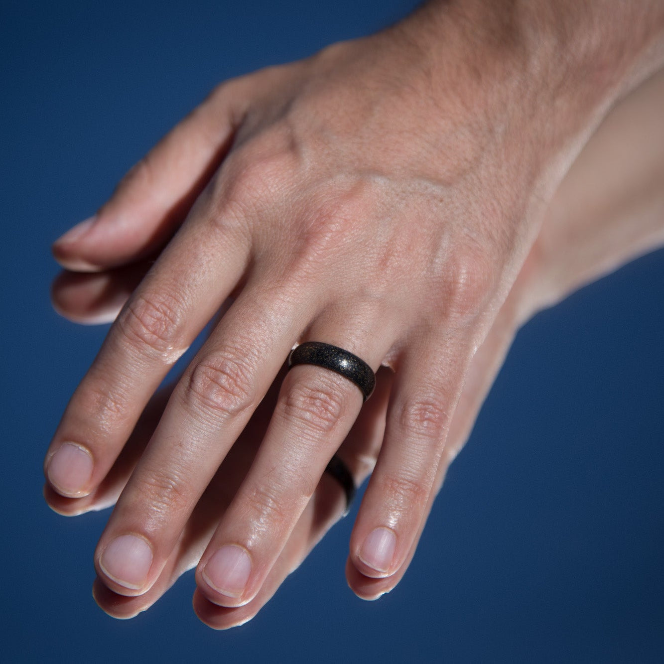 Anillo concreto y chips de bronce